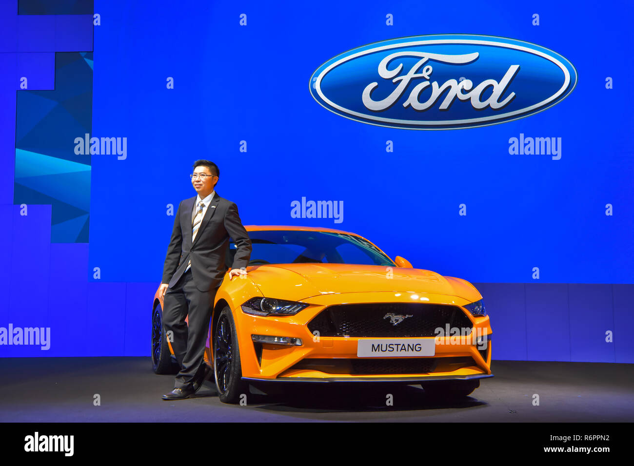 Ford car showroom hi-res stock photography and images - Alamy