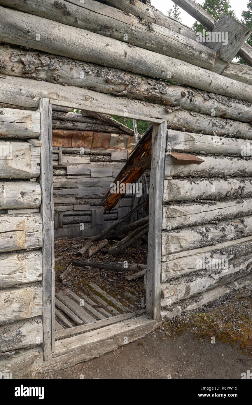 Alaska abandoned log cabin hi-res stock photography and images - Alamy
