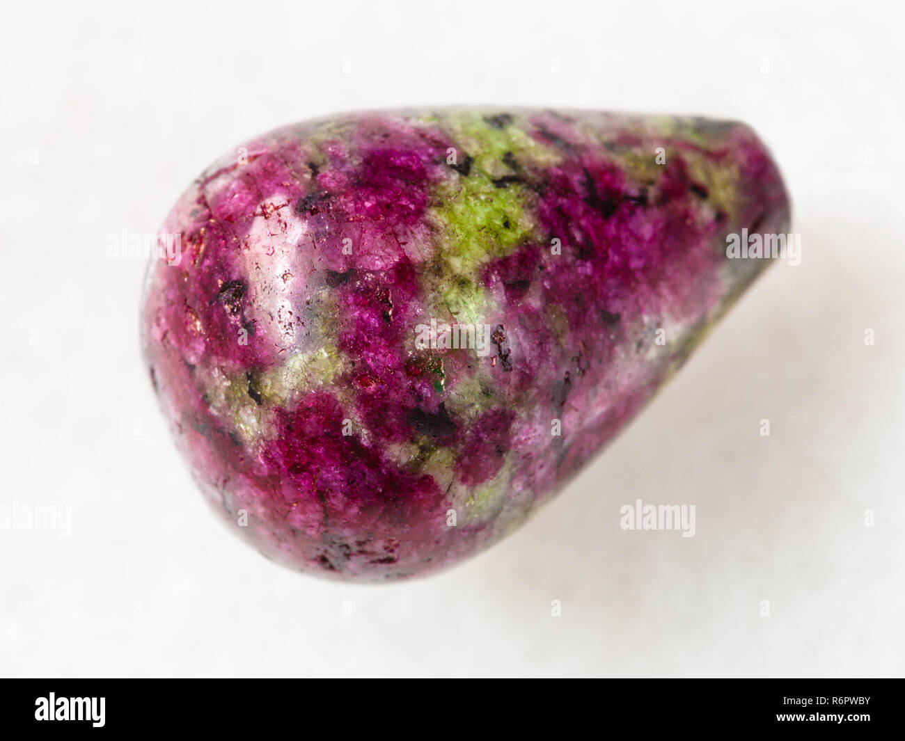 Pink zoisite hi-res stock photography and images - Alamy