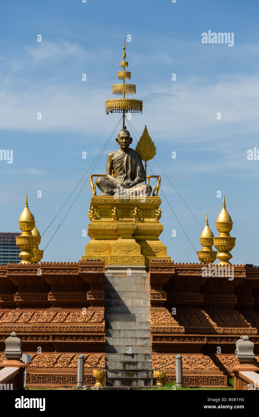 Bronze statue of monk Hun Sen Park Chuon Nat at Neak Banh Teuk Park ...