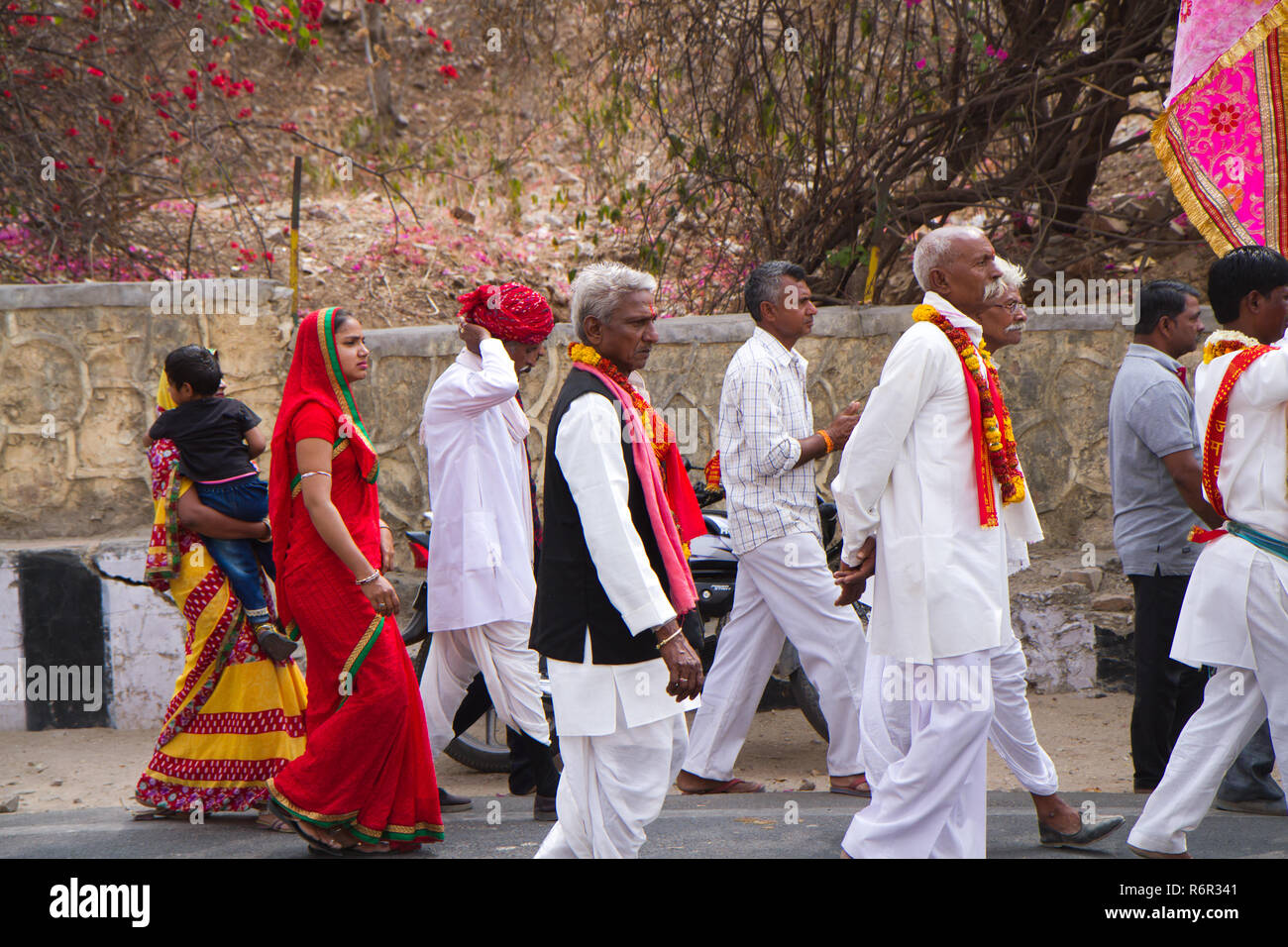 colorful people dressed in traditional way in india Stock Photo - Alamy