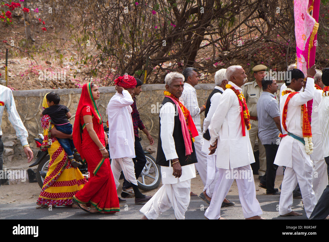 colorful people dressed in traditional way in india Stock Photo - Alamy
