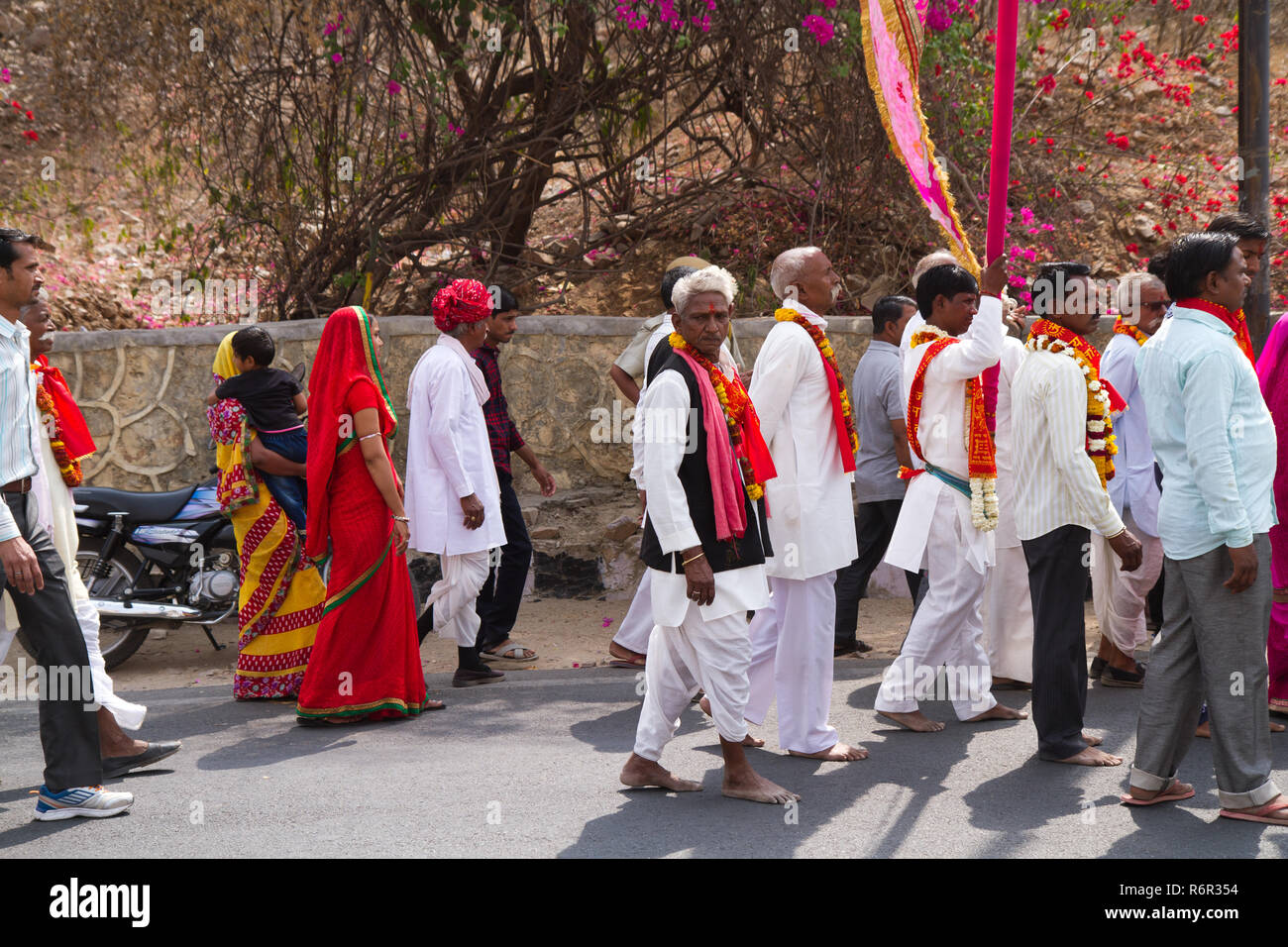 colorful people dressed in traditional way in india Stock Photo - Alamy