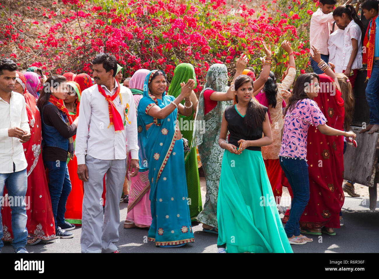 colorful people dressed in traditional way in india Stock Photo - Alamy