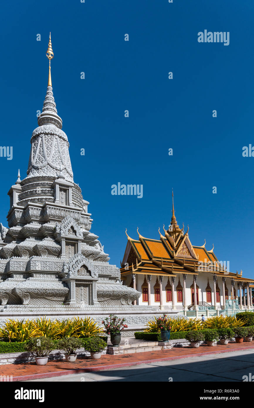 Stupa of King Norodom Suramarit in front of the Silver Pagoda in the ...