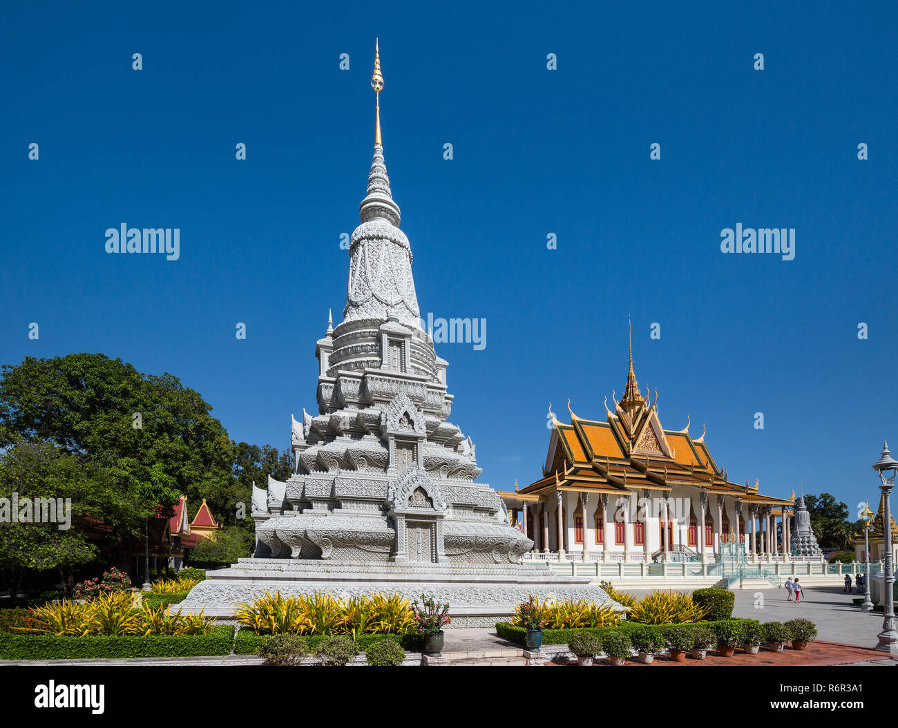 Stupa of King Norodom Suramarit in front of the Silver Pagoda in the ...