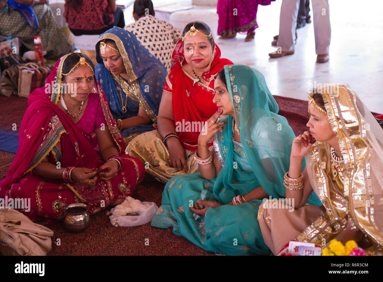 colorful people dressed in traditional way in india Stock Photo - Alamy
