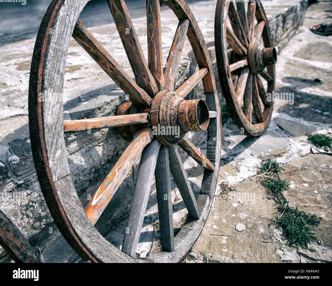 Old Wooden Cart Wheel Stock Photo - Alamy