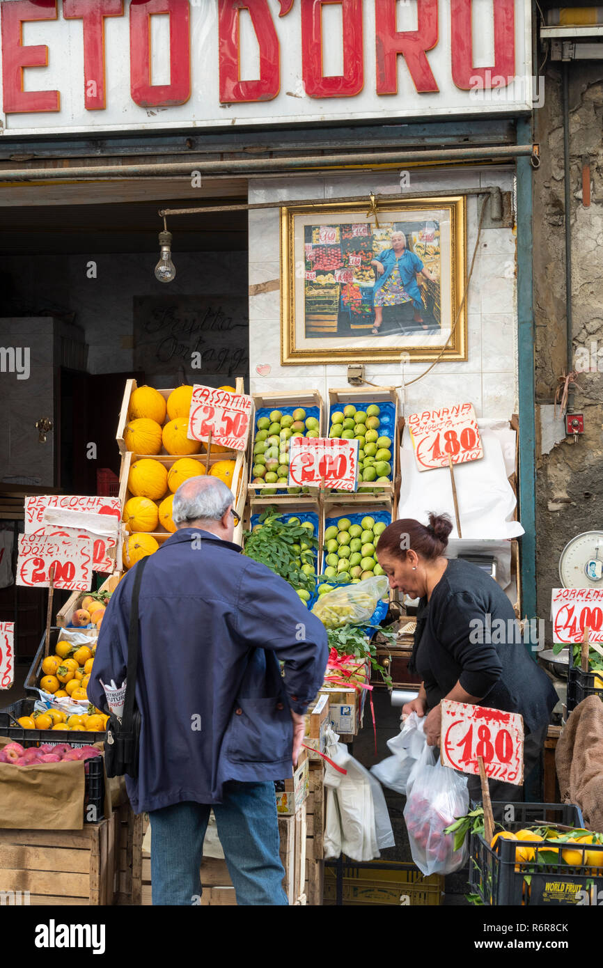 Quartieri di napoli hi-res stock photography and images - Alamy