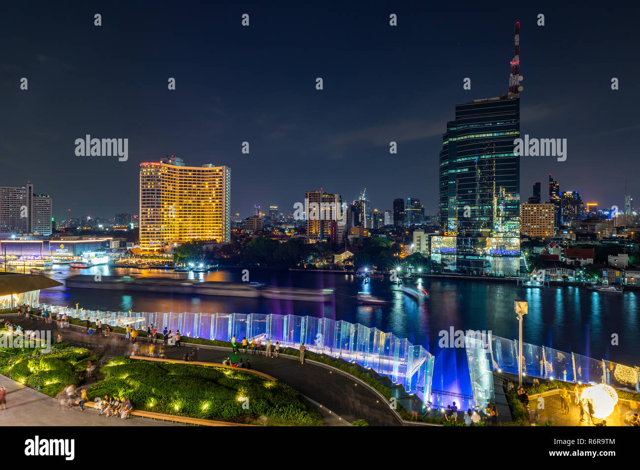 BANGKOK, THAILAND - DEC.5, 2018 : Night scene of Bangkok and Chaopraya ...