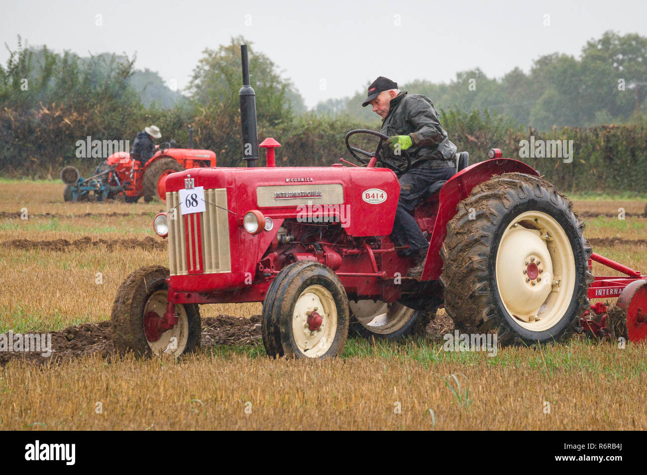 Vintage tractor ploughing competition hi-res stock photography and ...