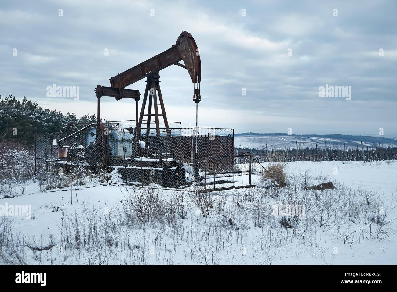 Old rusty oil well pump hi-res stock photography and images - Alamy
