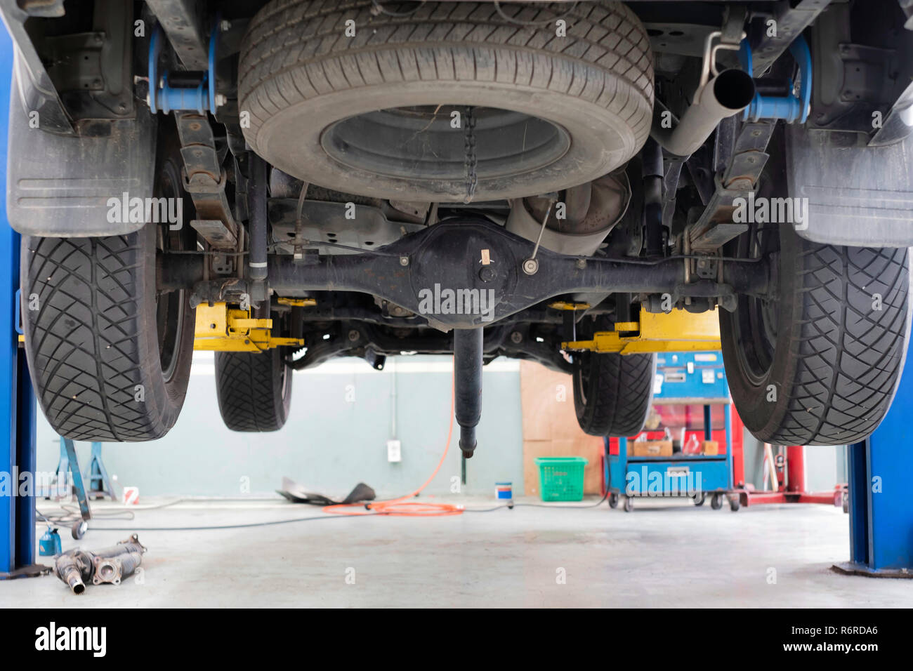 Car on lifting platform hi-res stock photography and images - Alamy