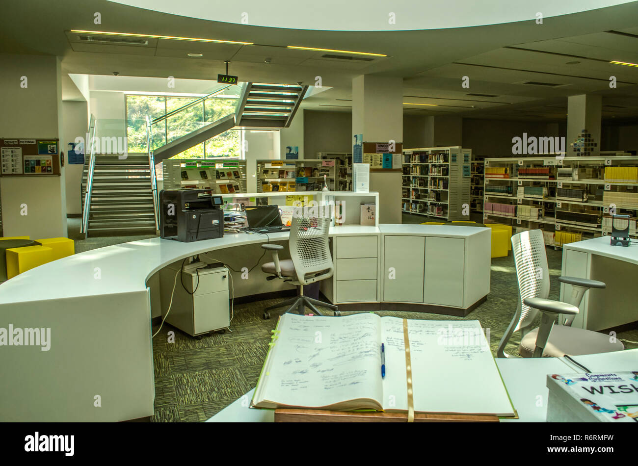 Bookcases between room hi-res stock photography and images - Alamy