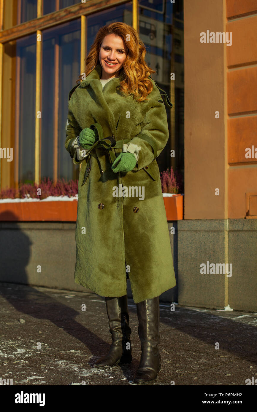 Fashion model woman in winter coat Stock Photo - Alamy