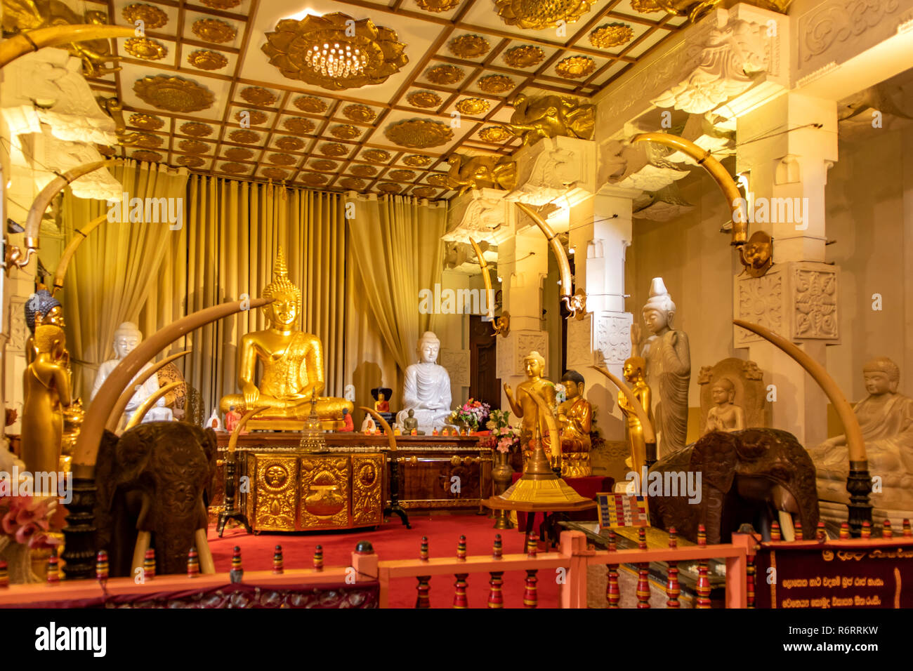 Temple of the tooth kandy interior hi-res stock photography and images ...