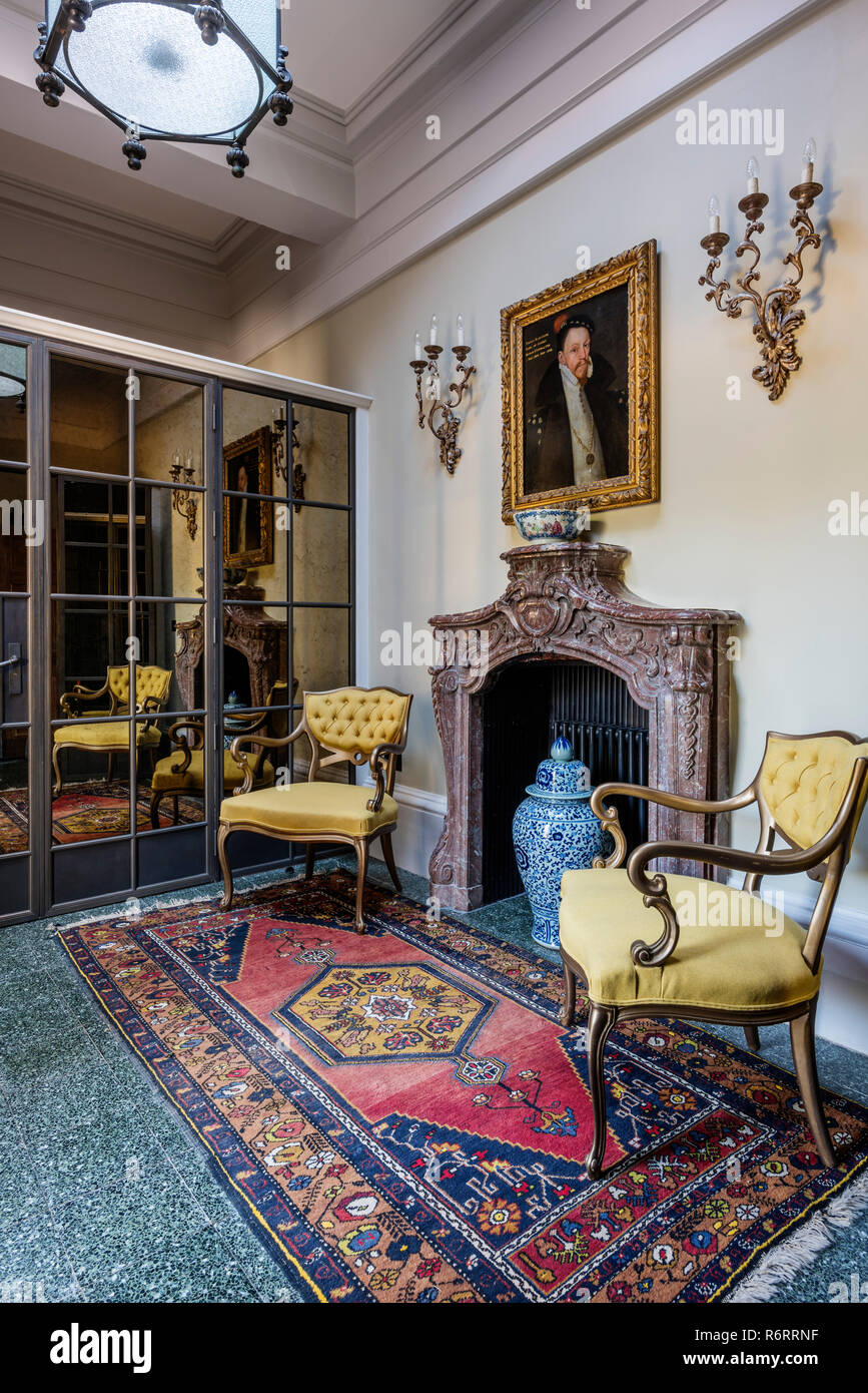 Old english estate interior hi-res stock photography and images - Alamy