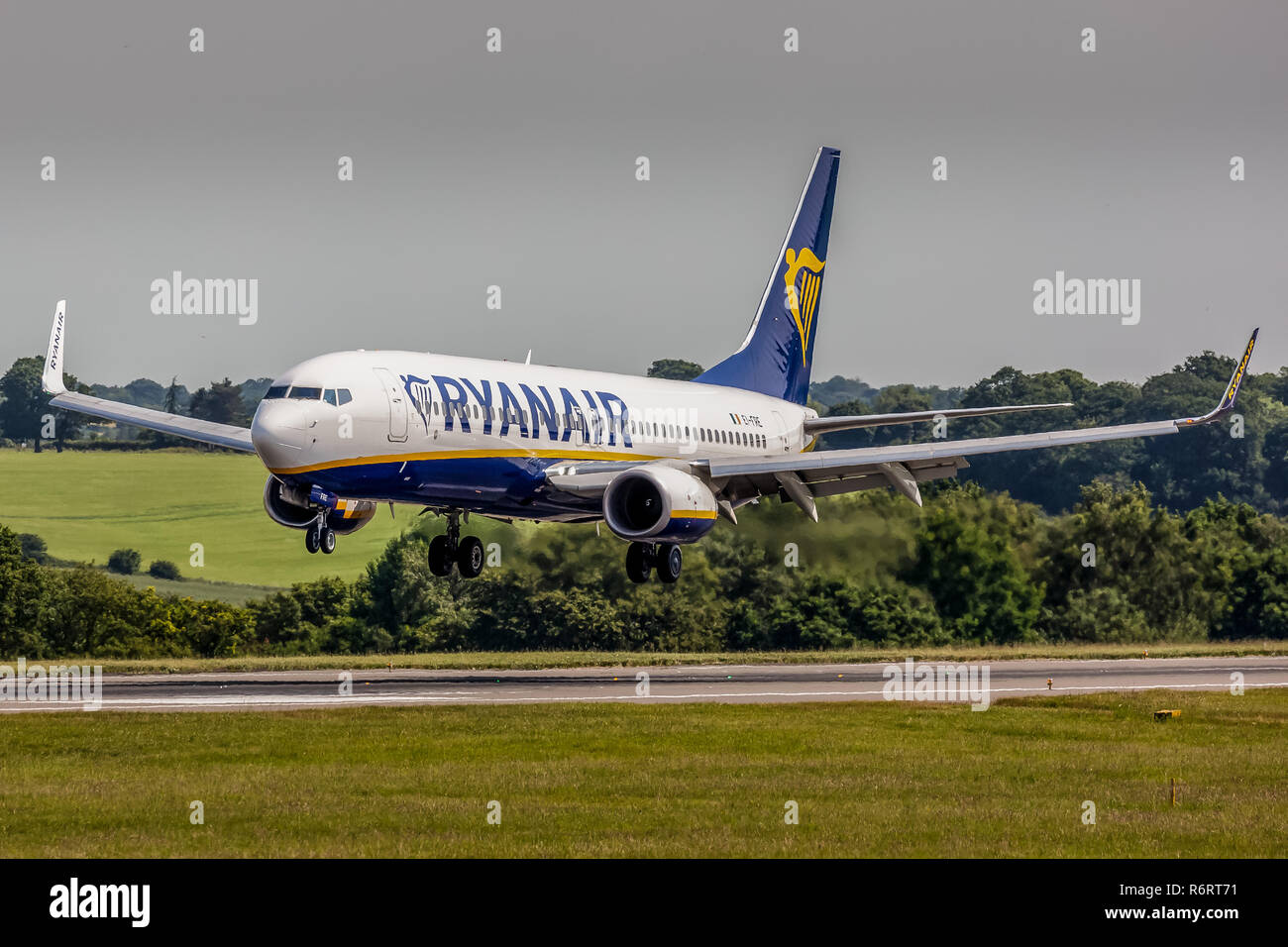 A Ryanair Boeing 737 landing in a cross wind at London Luton Airport in ...