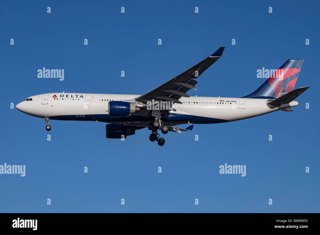 Atlanta airport airplane hi-res stock photography and images - Alamy