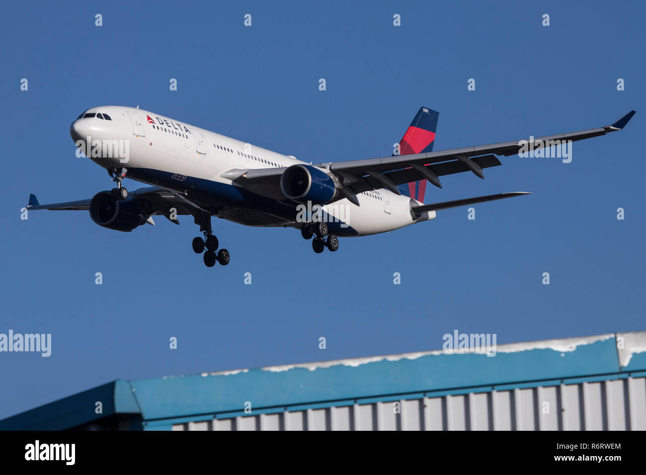 Minneapolis airport delta hi-res stock photography and images - Alamy