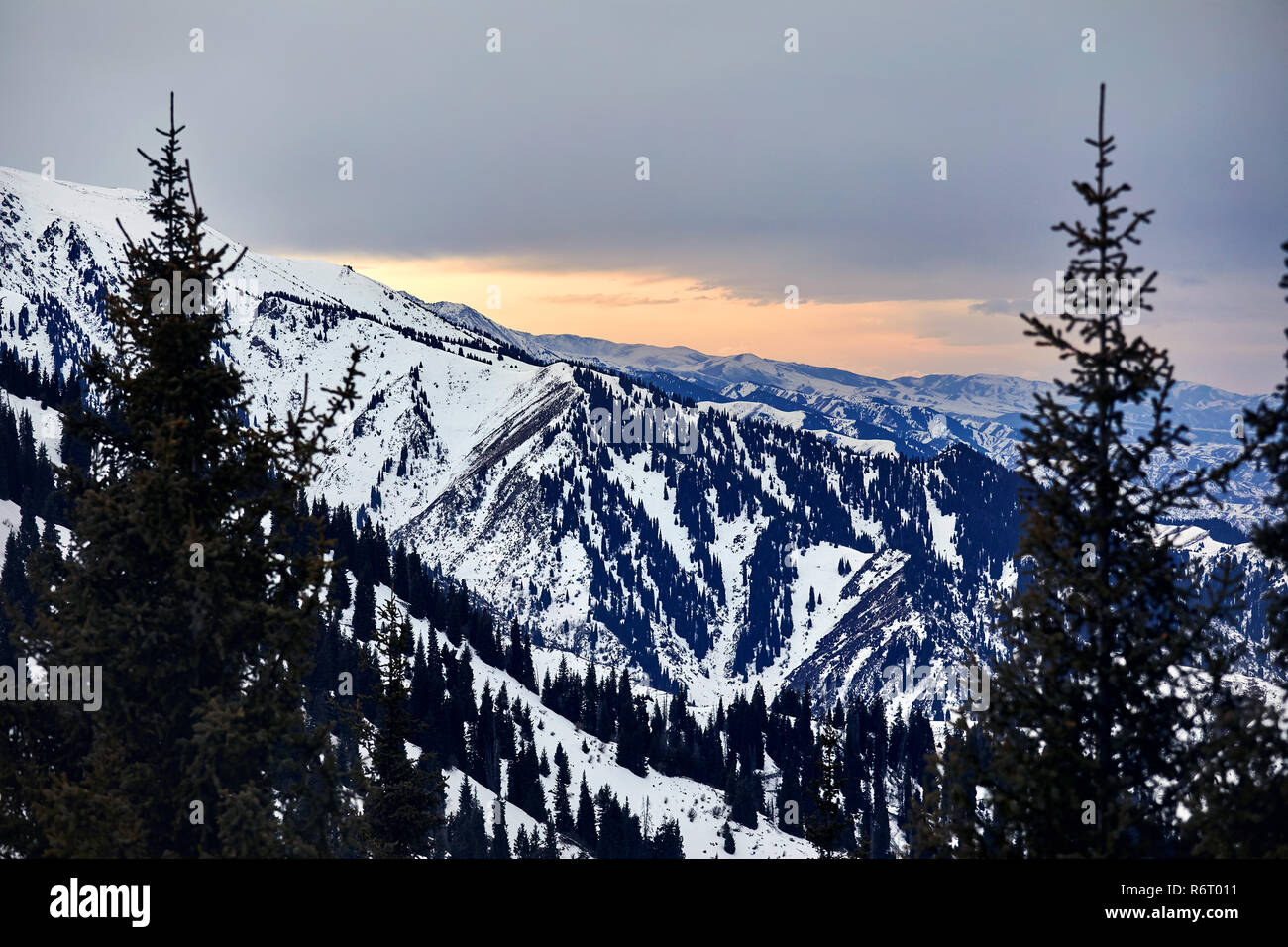 High snowy mountains hi-res stock photography and images - Alamy