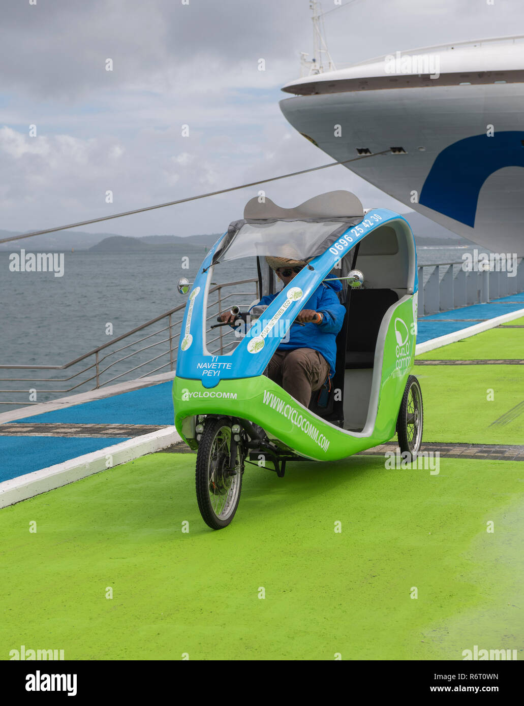 Electric Three Wheel shuttle car transportation ferrying passengers to ...