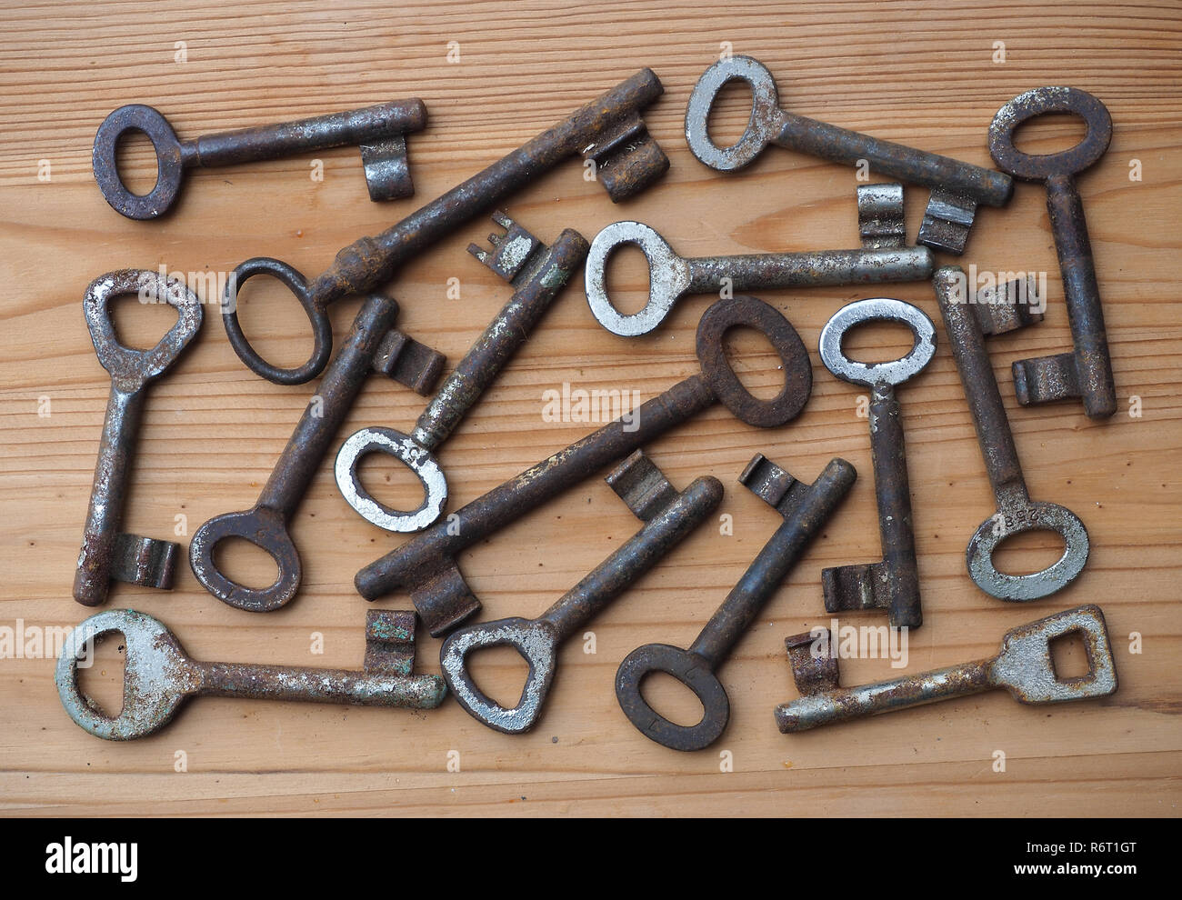old keys on wooden background Stock Photo - Alamy