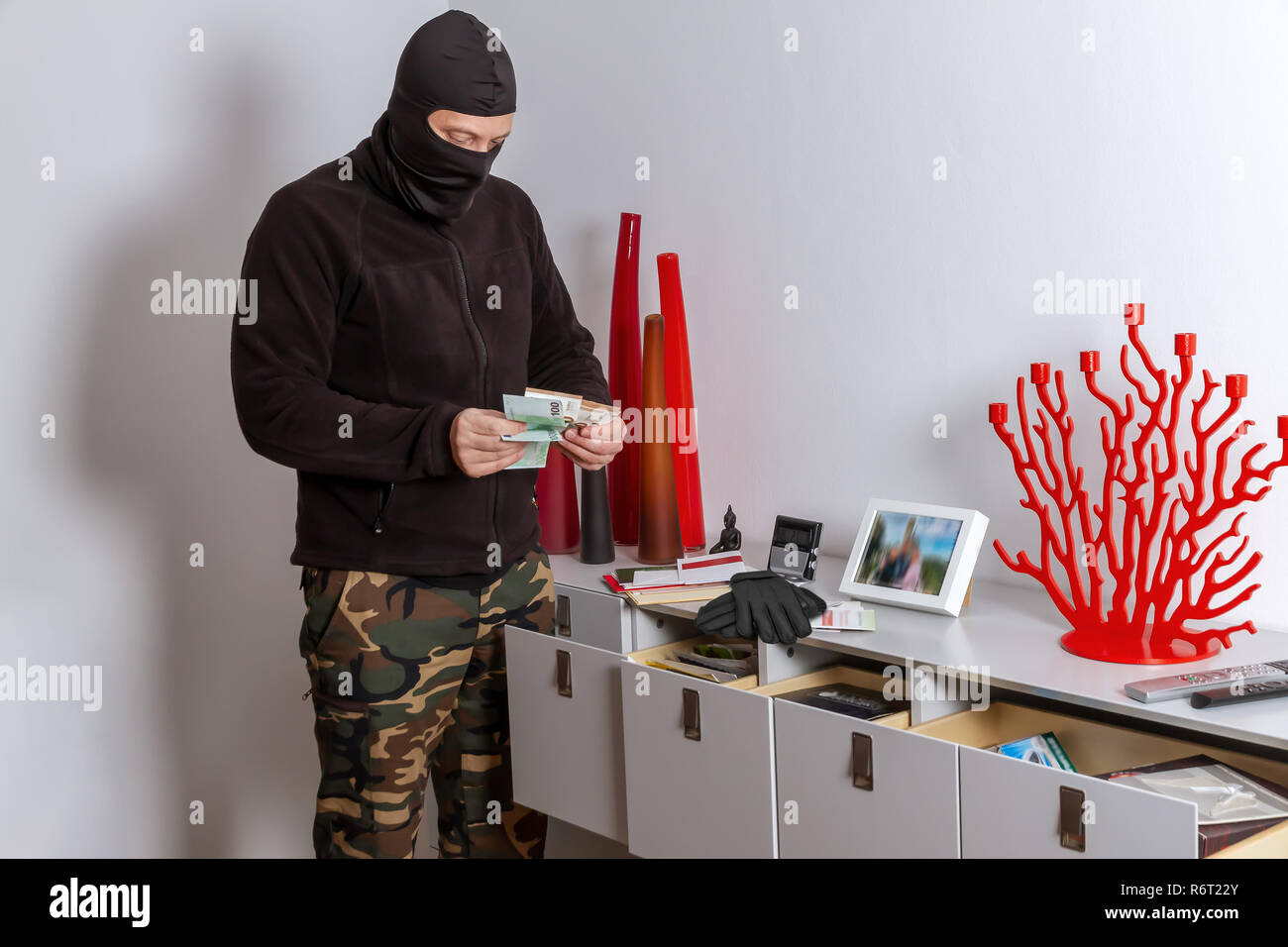 Crime burglar hi-res stock photography and images - Alamy