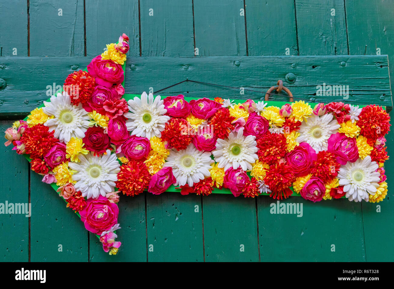 Flower arrow hi-res stock photography and images - Alamy