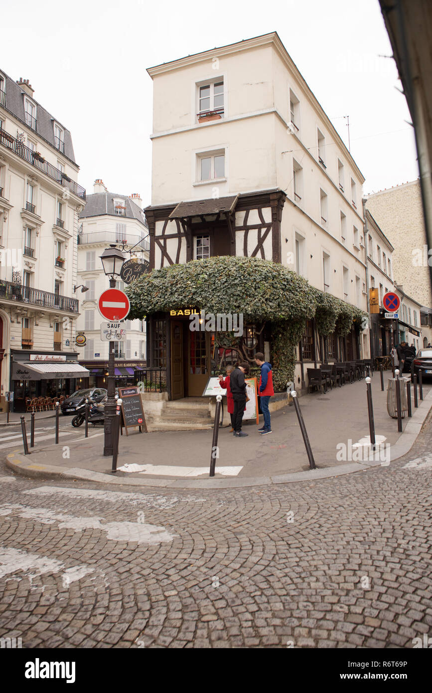 Cafe on the streets of the 18th arrondissement of Paris, France Stock ...
