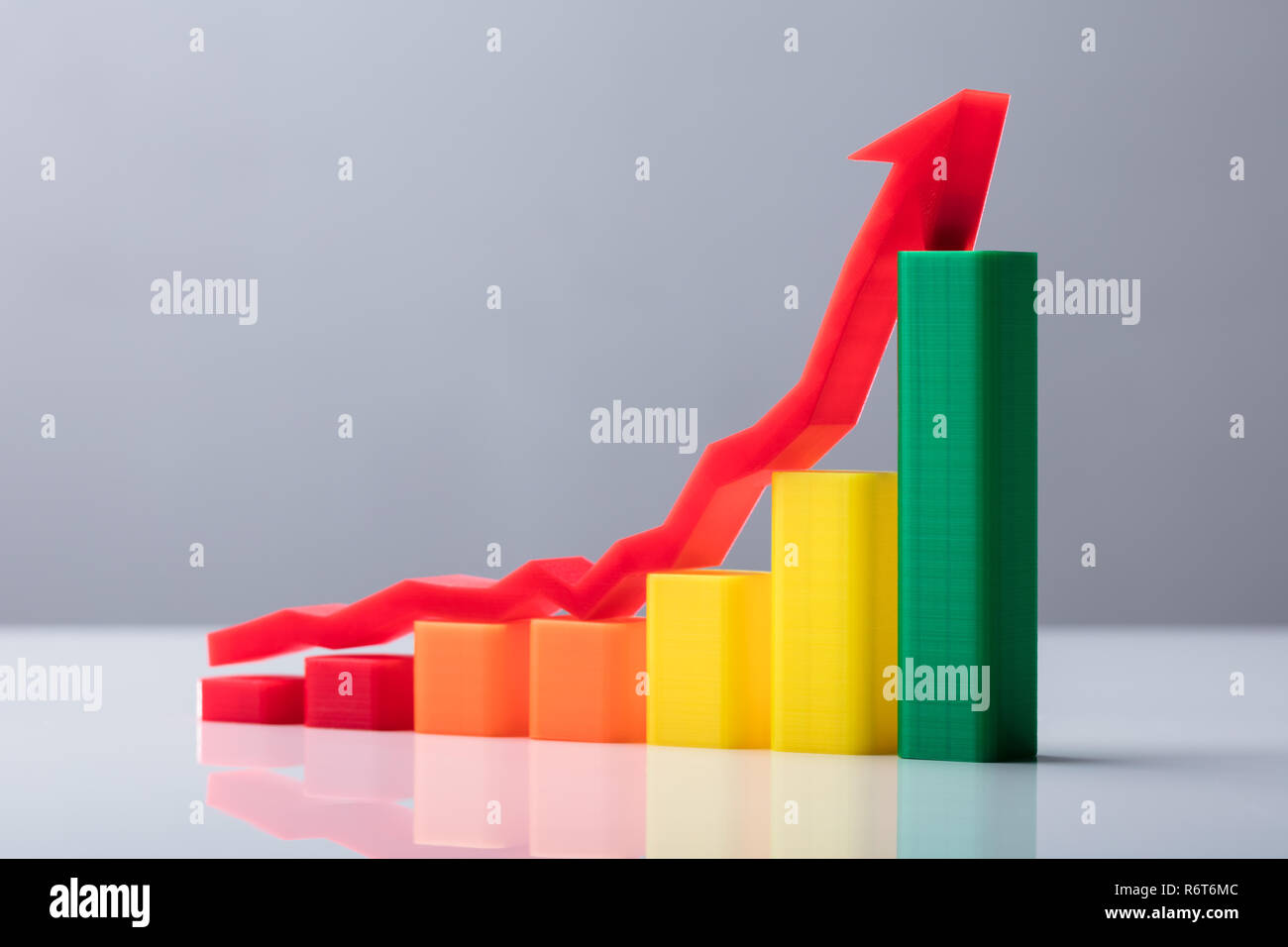 Green graph upward arrow hi-res stock photography and images - Alamy