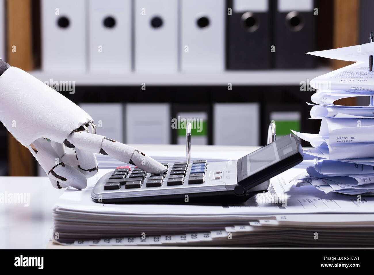 Robot Using Calculator Stock Photo - Alamy