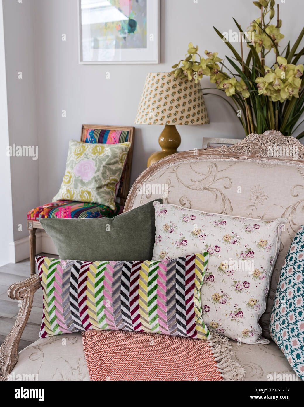 Green velvet cushion hi-res stock photography and images - Alamy