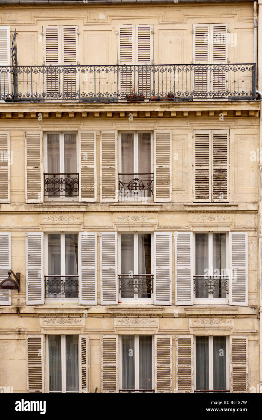 Patterns of windows on a building in Paris, France Stock Photo - Alamy