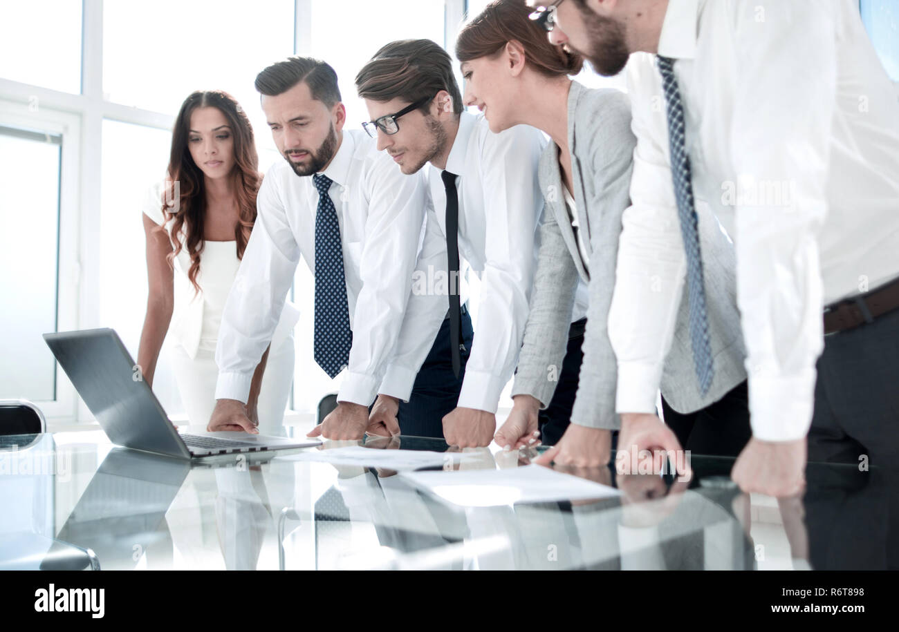 employees look closely at the laptop screen Stock Photo - Alamy