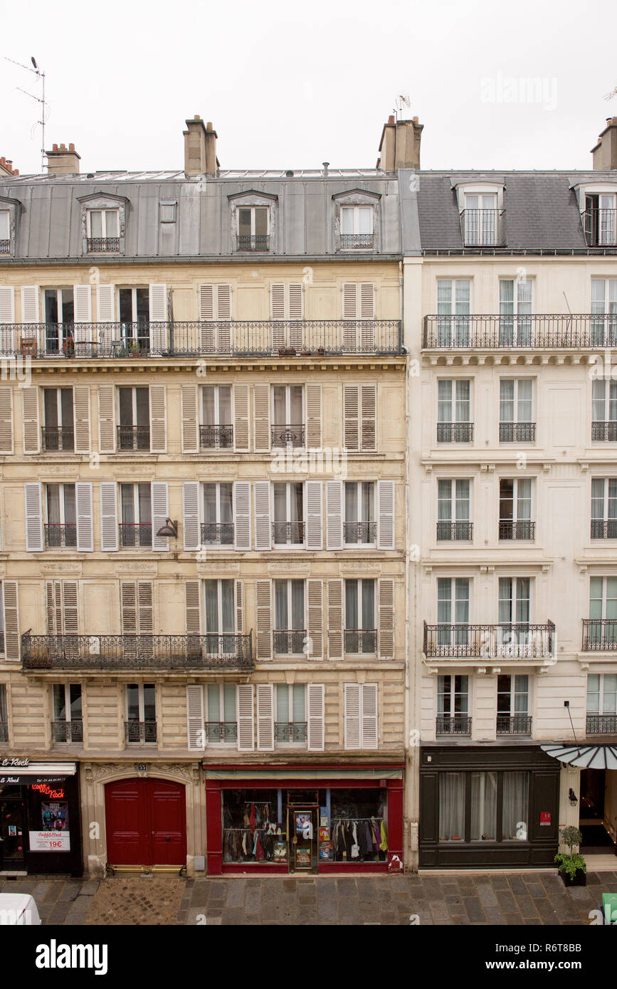 Patterns of windows on a building in Paris, France Stock Photo - Alamy