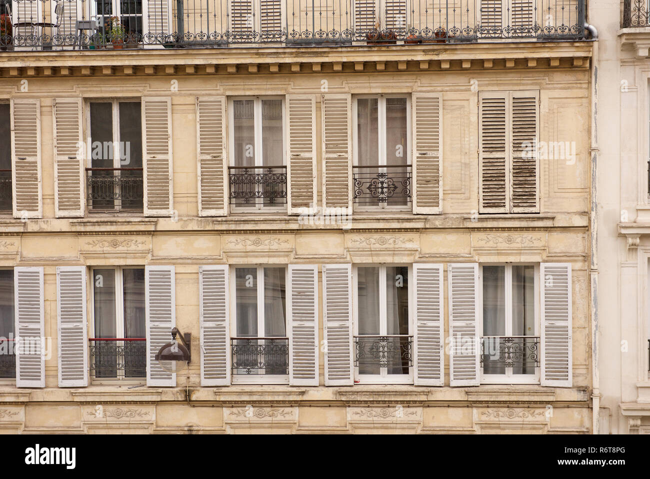 Patterns of windows on a building in Paris, France Stock Photo - Alamy