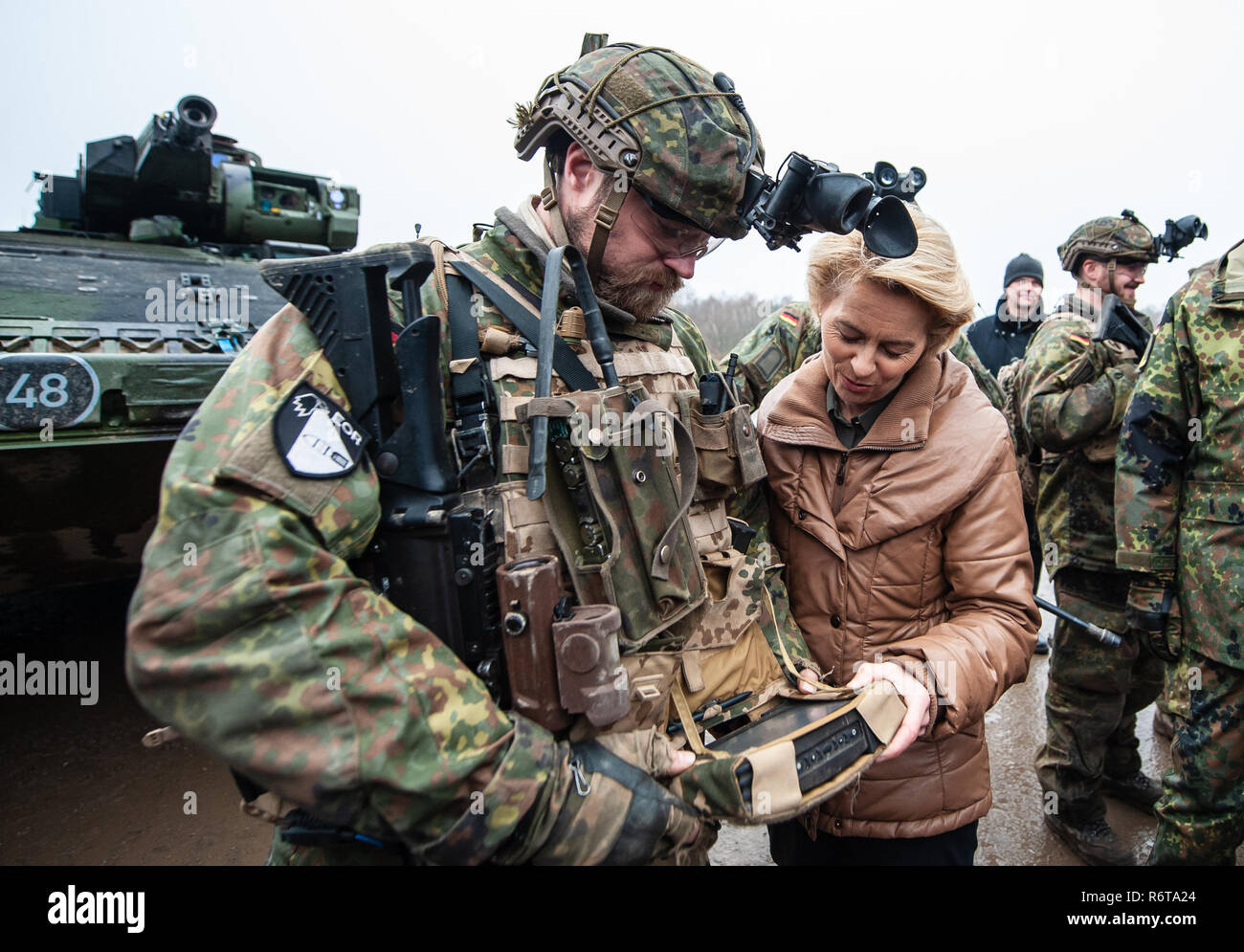Munster, Germany. 06th Dec, 2018. Ursula von der Leyen (CDU, r ...