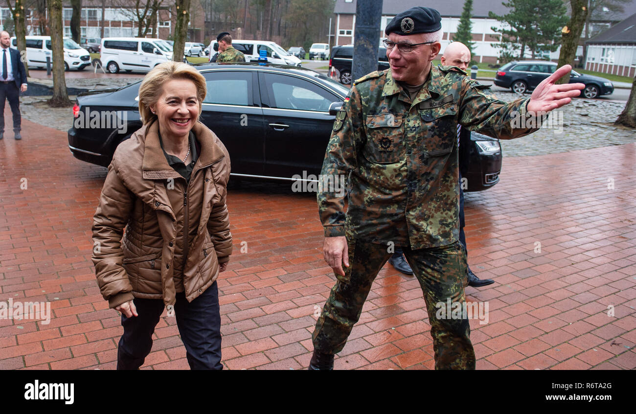 Munster, Germany. 06th Dec, 2018. Ursula von der Leyen (CDU, l ...