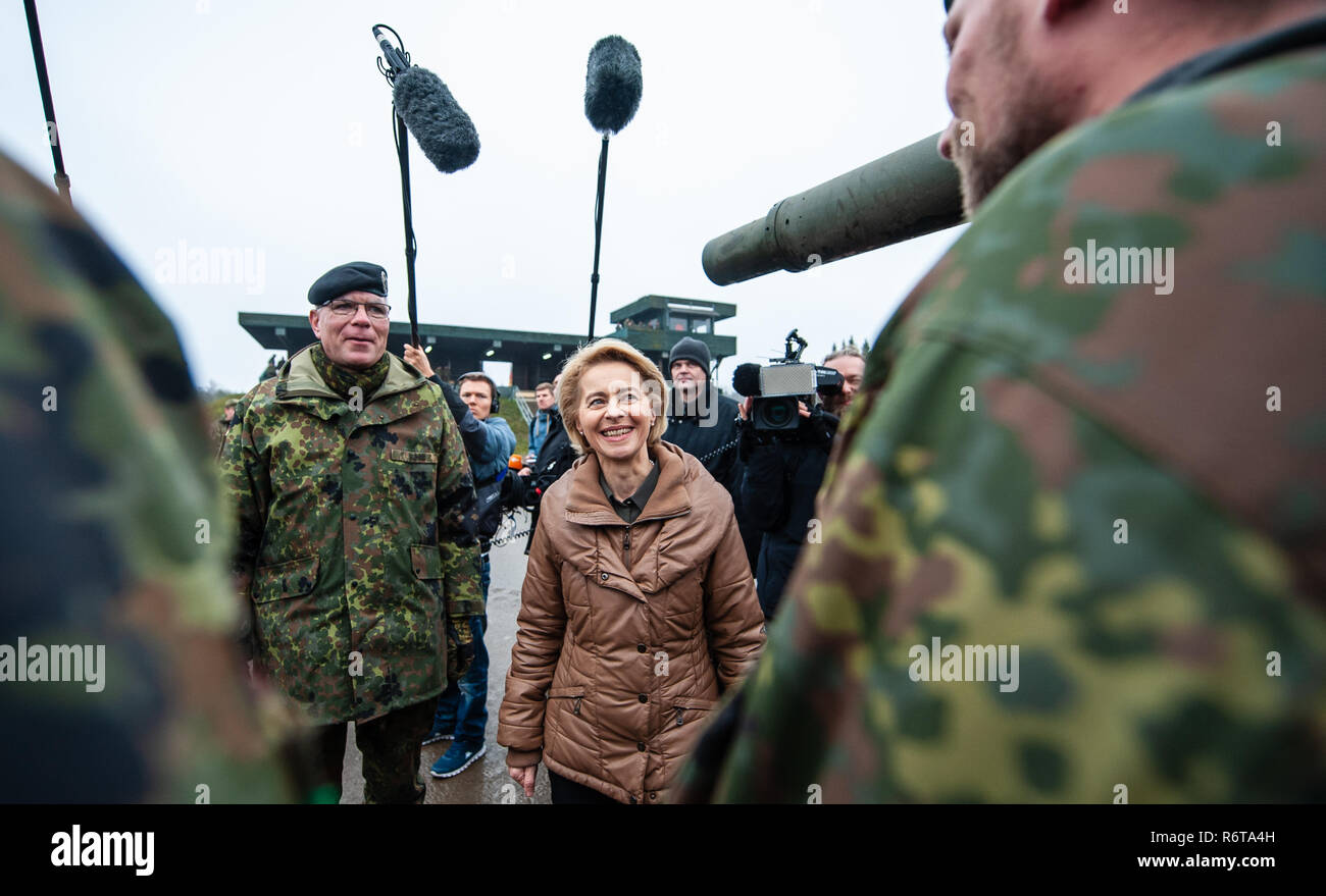 Munster, Germany. 06th Dec, 2018. Ursula von der Leyen (CDU, r ...