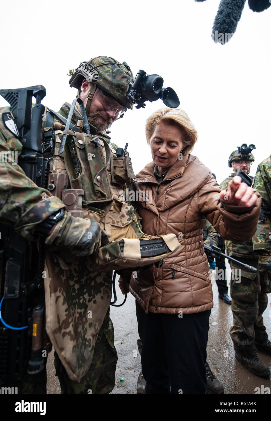Munster, Germany. 06th Dec, 2018. Ursula von der Leyen (CDU, r ...