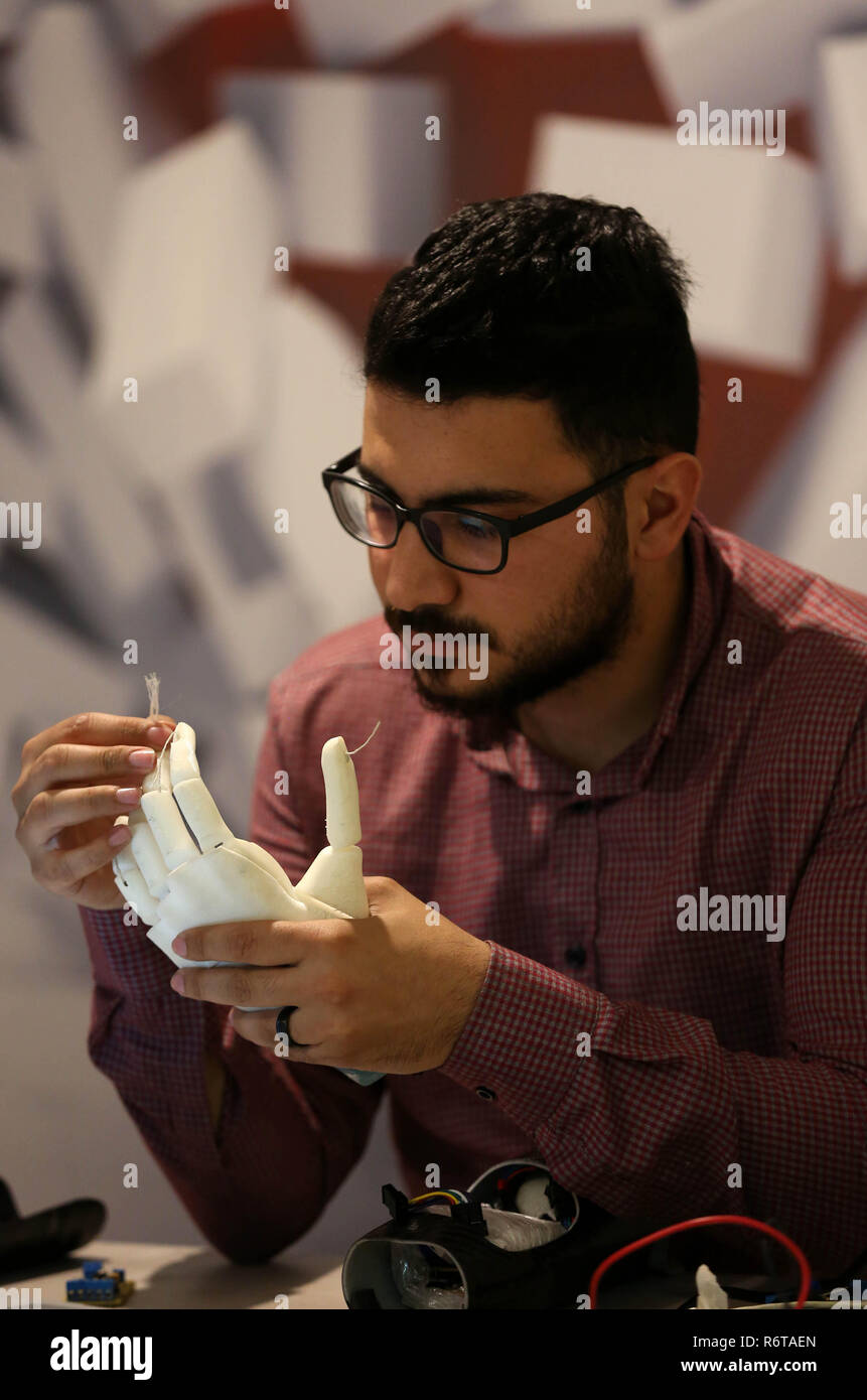 Arab science students hi-res stock photography and images - Alamy