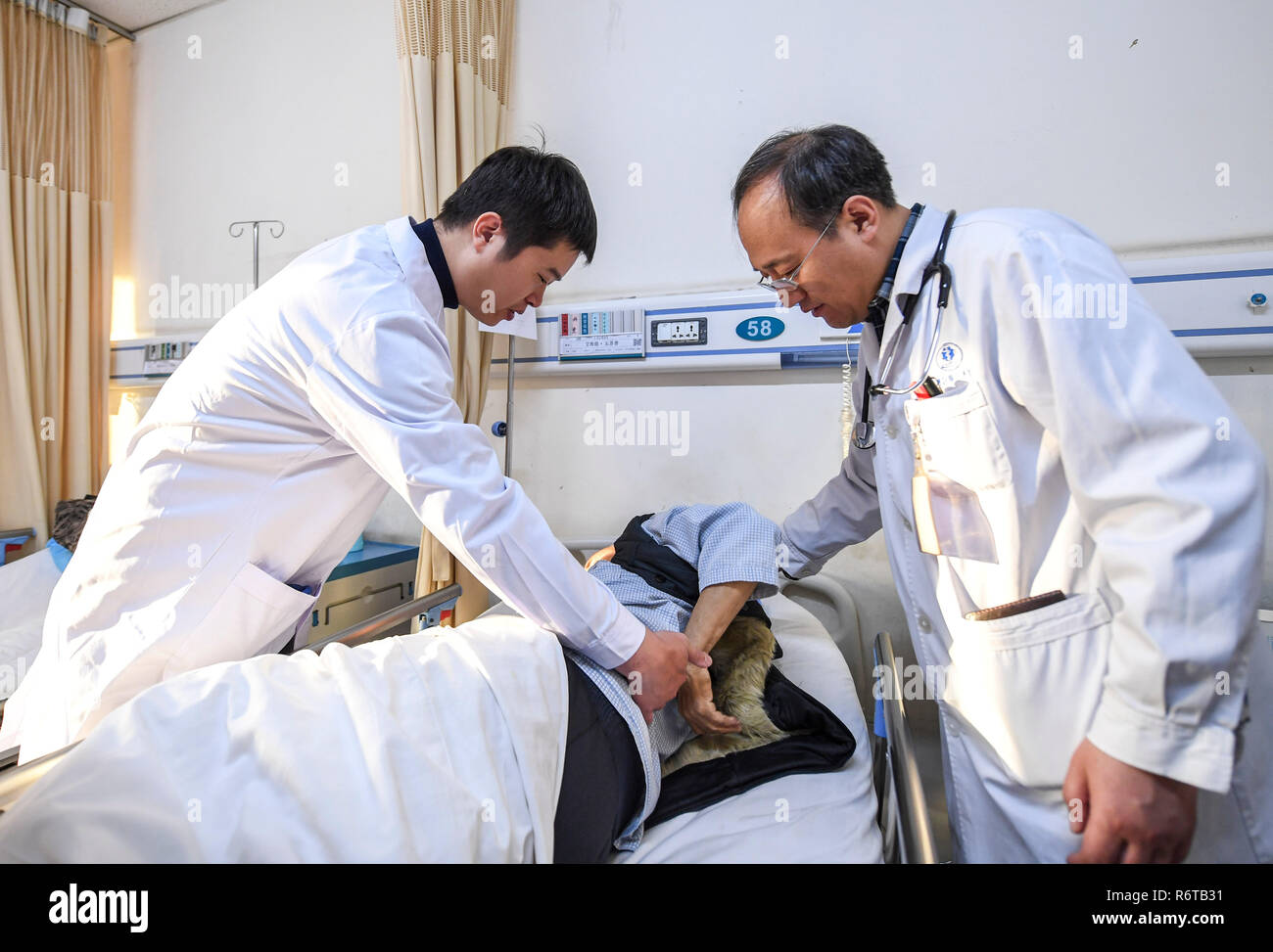 Examination of a patient hi-res stock photography and images - Alamy