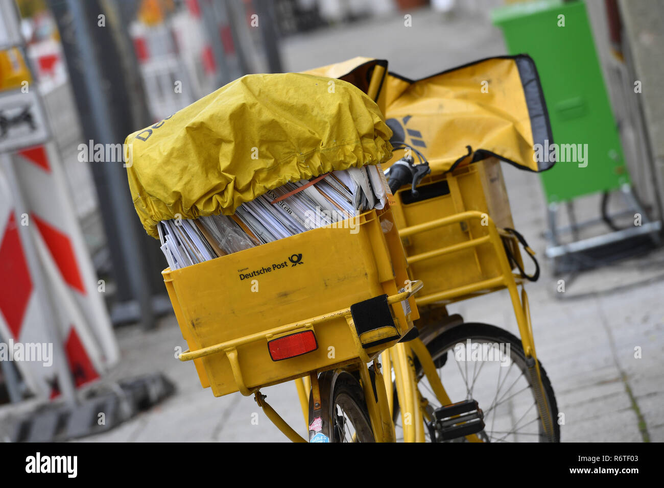 Munich, Deutschland. 05th Nov, 2018. Post, bicycle of a postman with ...