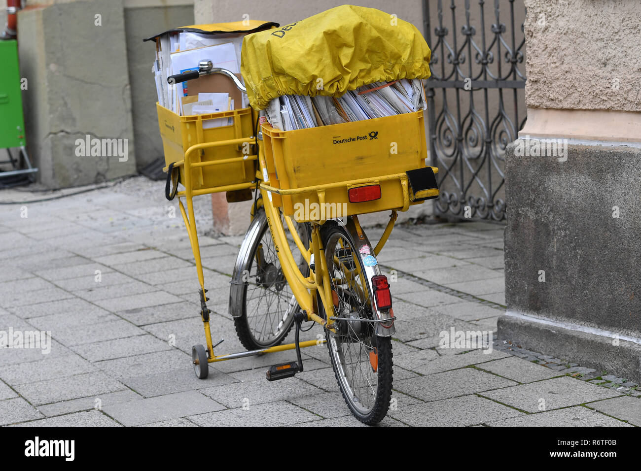 Munich, Deutschland. 05th Nov, 2018. Post, bicycle of a postman with ...