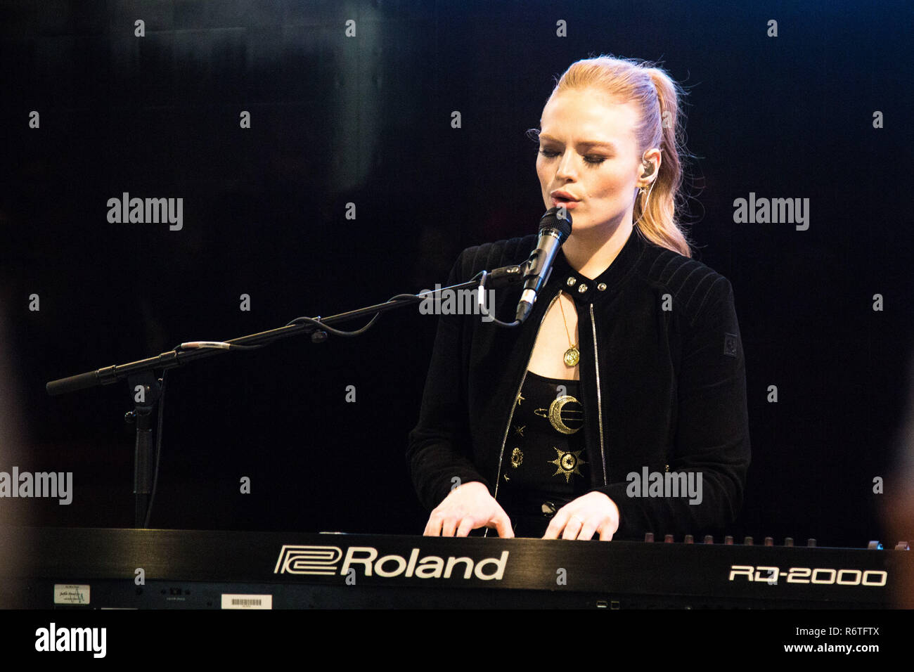 Freya ridings piano hi-res stock photography and images - Alamy