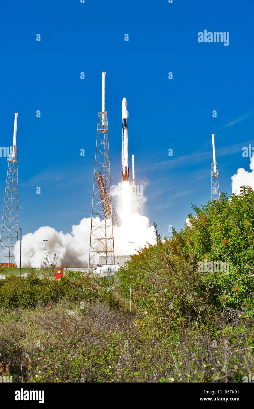 A SpaceX Falcon 9 rocket carrying the Dragon resupply spacecraft blasts ...