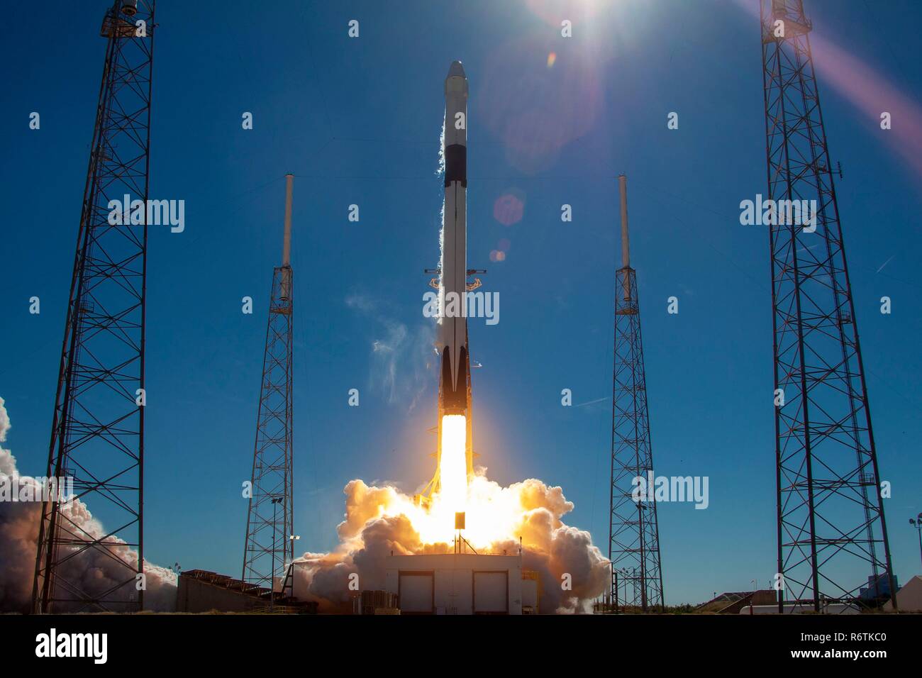 Falcon 9 launch vehicle hi-res stock photography and images - Alamy