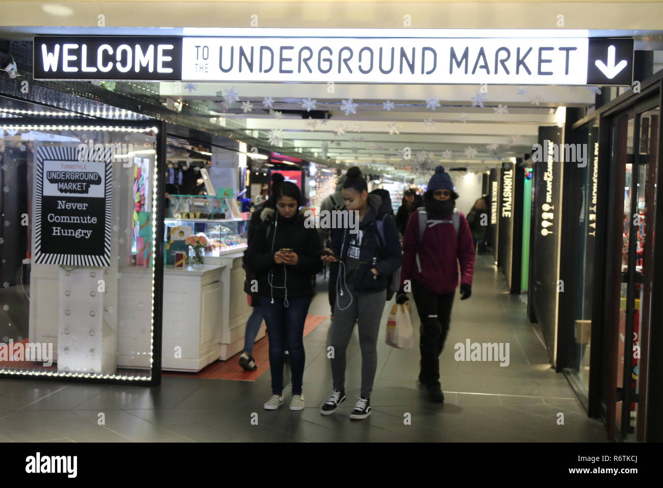 Turnstyle underground market hi-res stock photography and images - Alamy