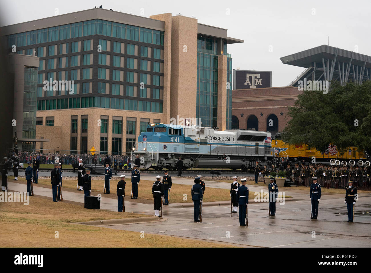 Train carrying the casket of former President George H.W. Bush from ...